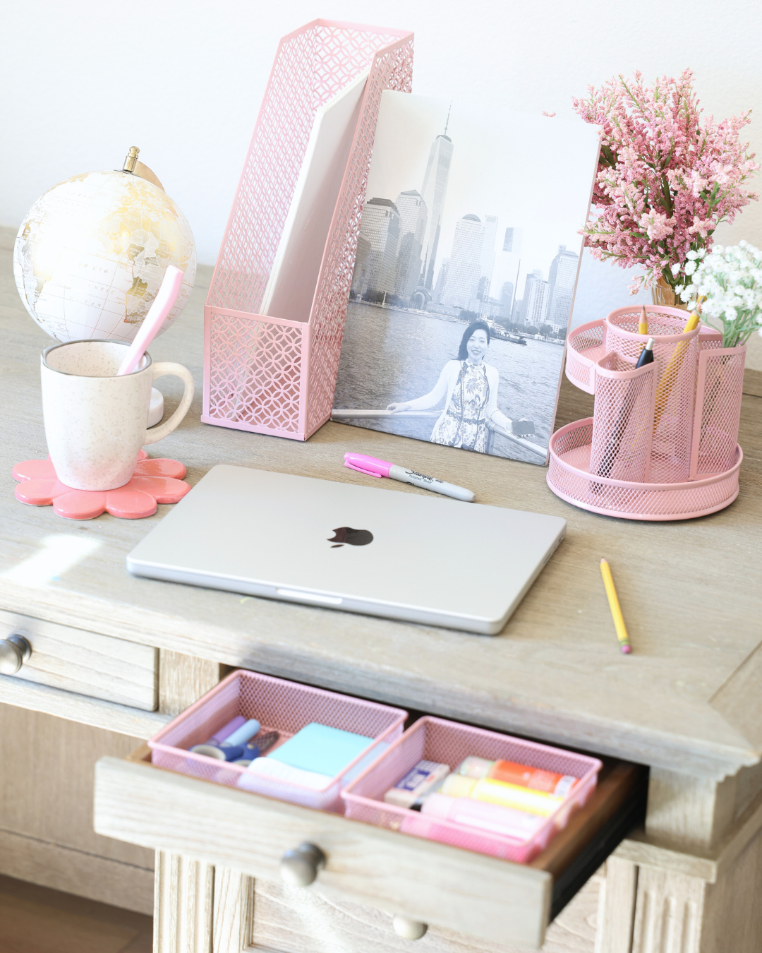 How to Create a Chic and Inspiring Pink Desk Setup – ANNOVA