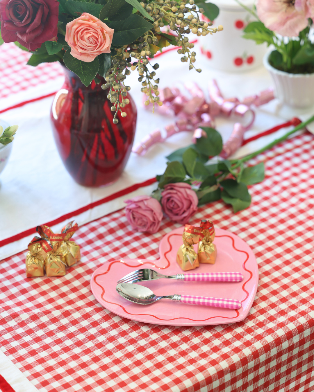 What Color Roses Pair Best with Pink ANNOVA Flatware?