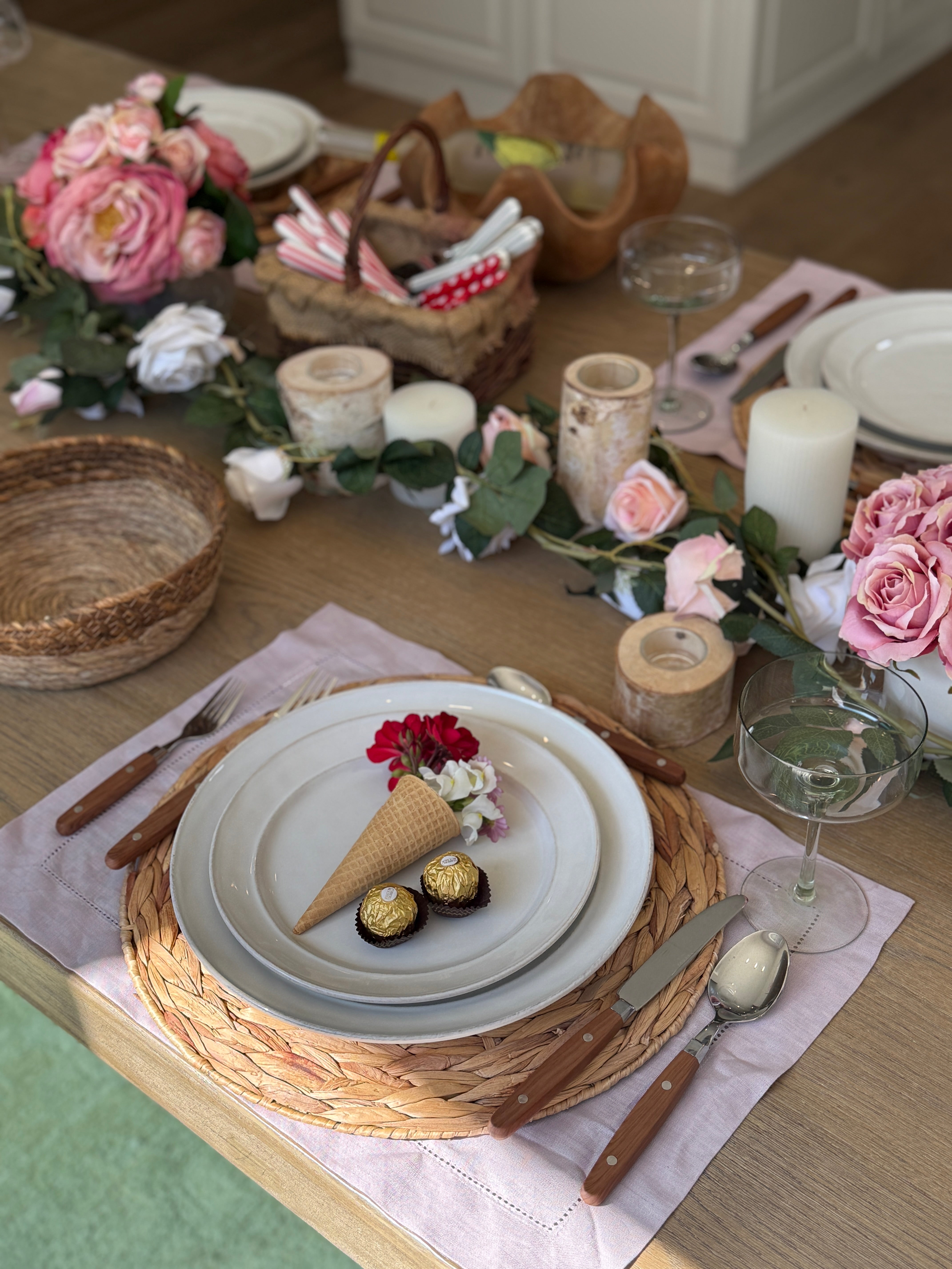 Creative Plate Placeholders with Mini Cone Bouquets – ANNOVA